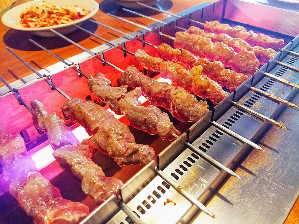 BURNING LAMB-自動でくるくる焼き上げる！ホーチミンNEW CITYの中国羊肉串が絶品！ - ベトナムリアルガイド