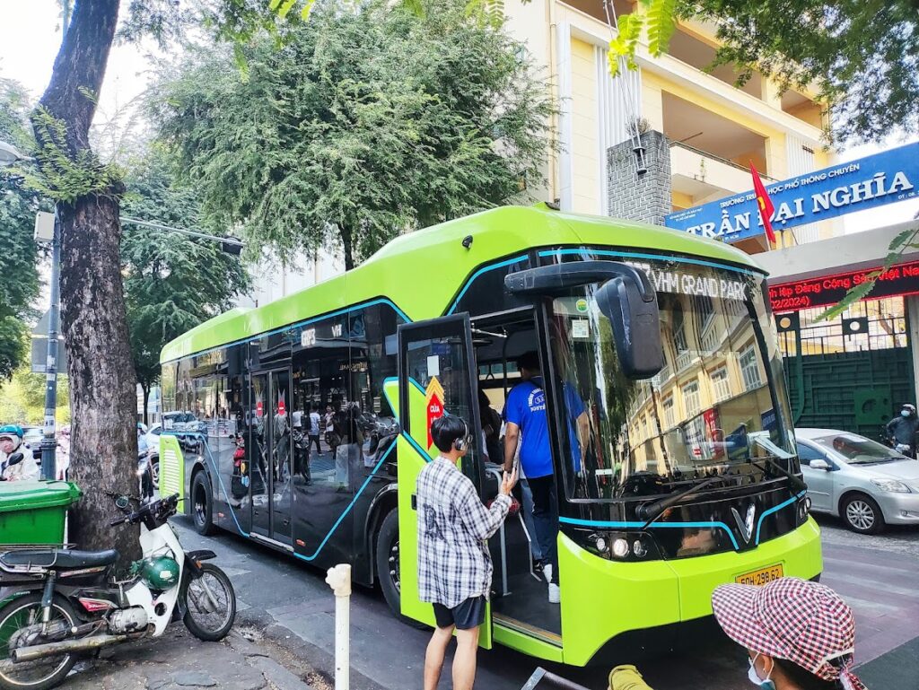 【無料ルート/GRP03】ホーチミンで電気路線バス「VINBUS」乗り方解説 - ベトナムリアルガイド