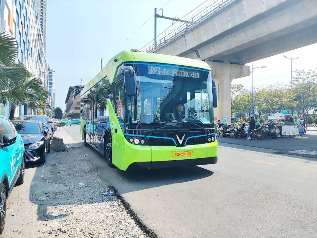 【無料ルート/GRP03】ホーチミンで電気路線バス「VINBUS」乗り方解説 - ベトナムリアルガイド